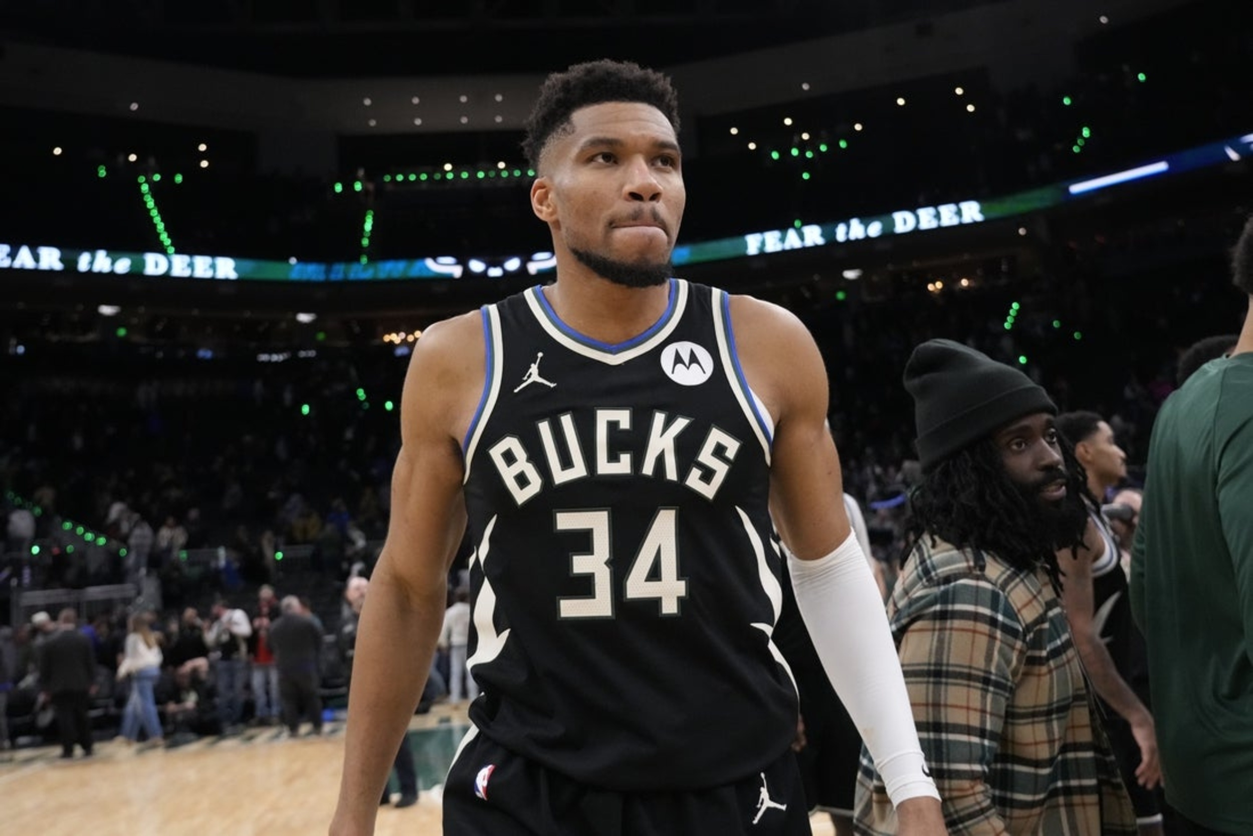Giannis Antetokounmpo (calf) expects to miss at least month