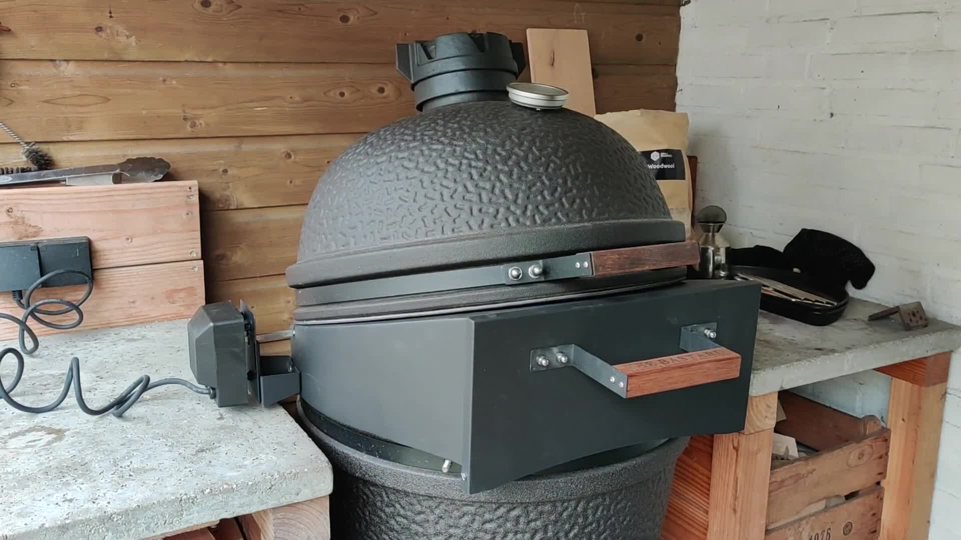 Uitpakken van een rotisserie-stijl pizza-accessoire voor op de grill