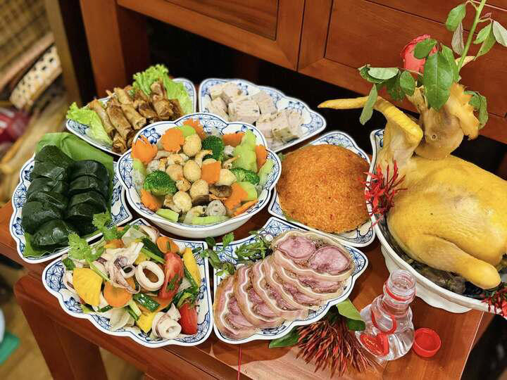 Vì sao mâm cỗ Tết không thể thiếu gà luộc nguyên con?