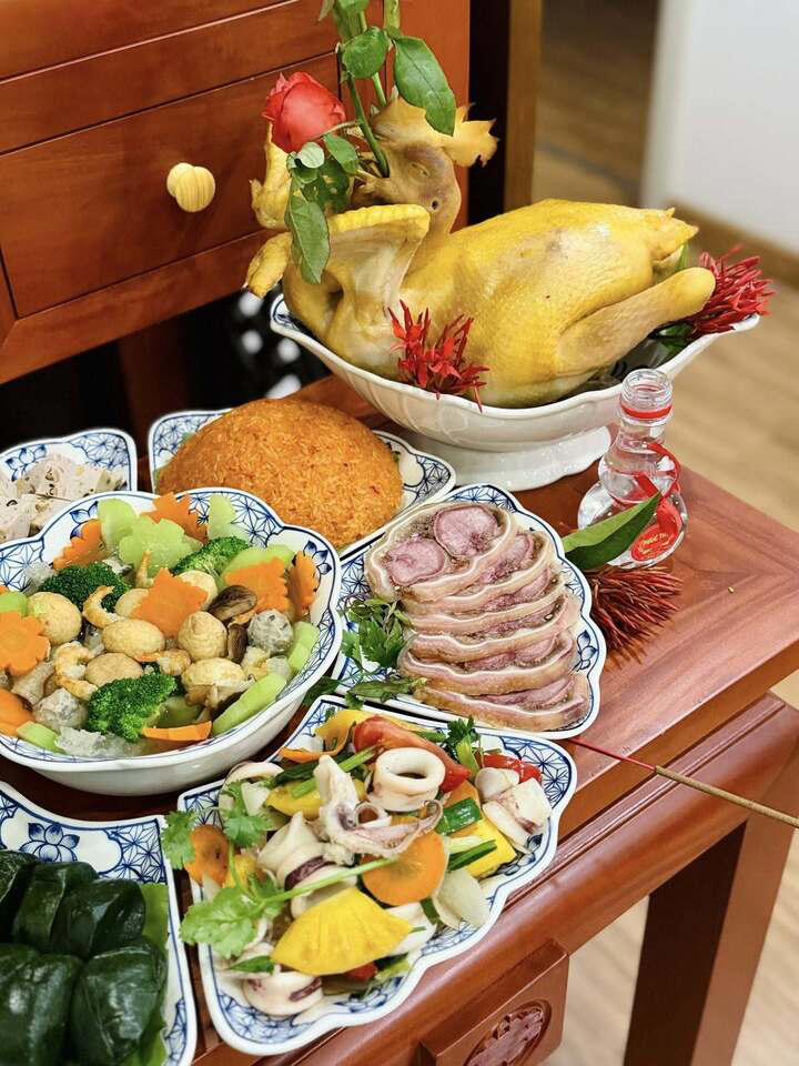 Vì sao mâm cỗ Tết không thể thiếu gà luộc nguyên con?