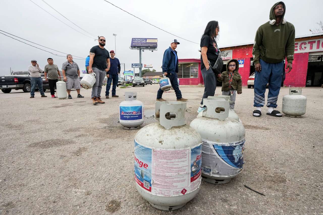 Houston freeze: How to stay safe and warm during a power outage