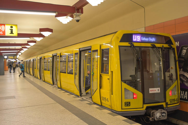 Brand an U-Bahnhof: BVG-Strecke erneut im Fokus der Ermittler