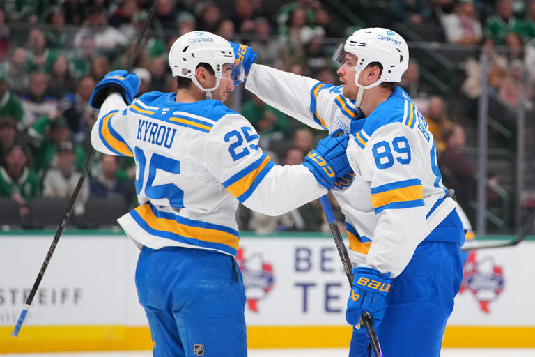 Robertson scores 30th goal with a minute left to lift Stars over Blues 3-2