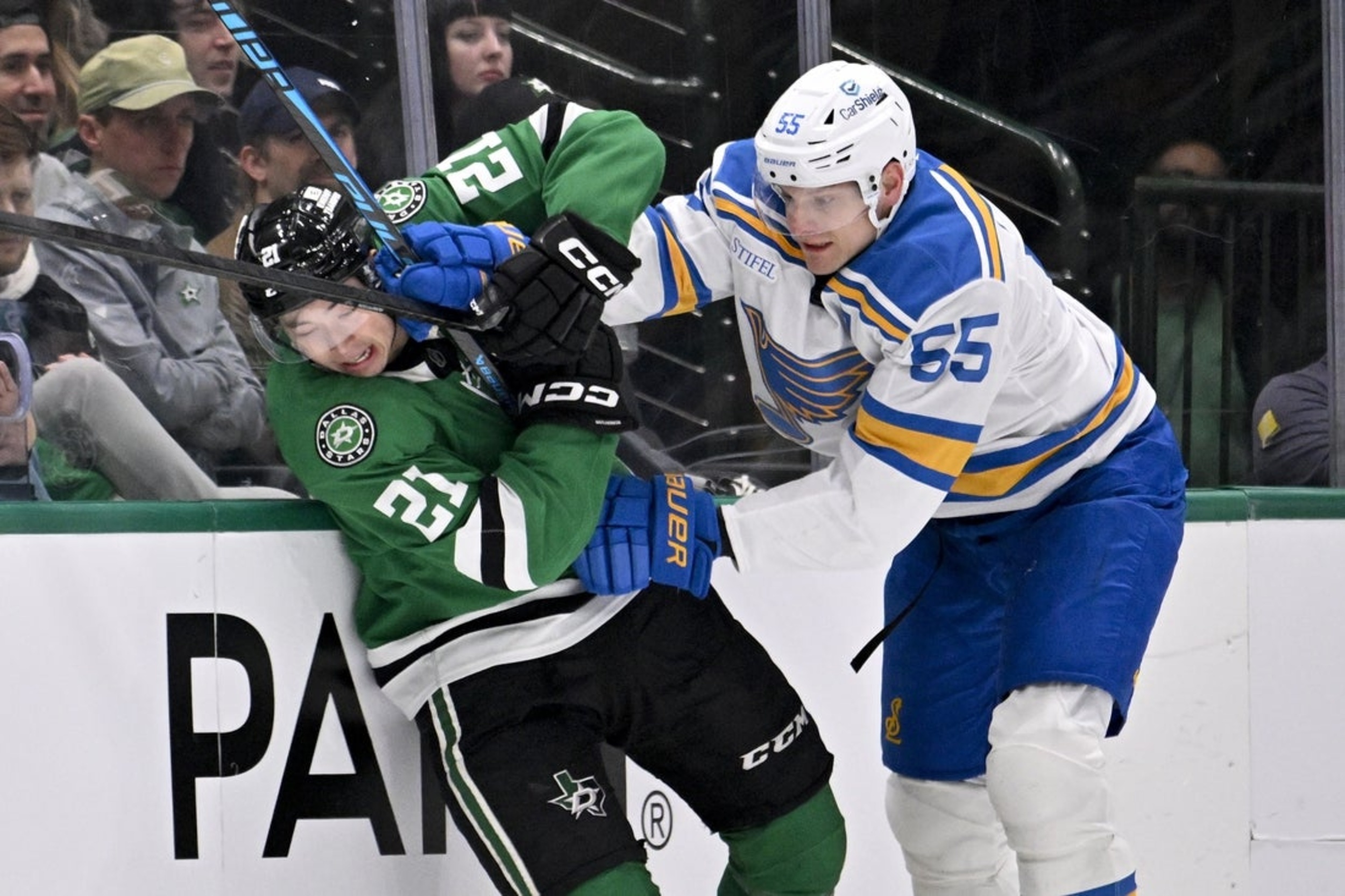 Jason Robertson's last-minute goal leads Stars past Blues