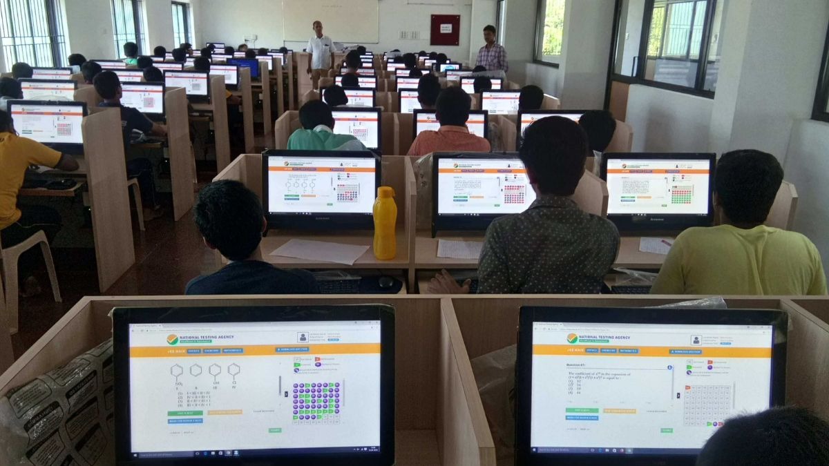 What items are diabetic students allowed to carry in JEE Main exam hall?