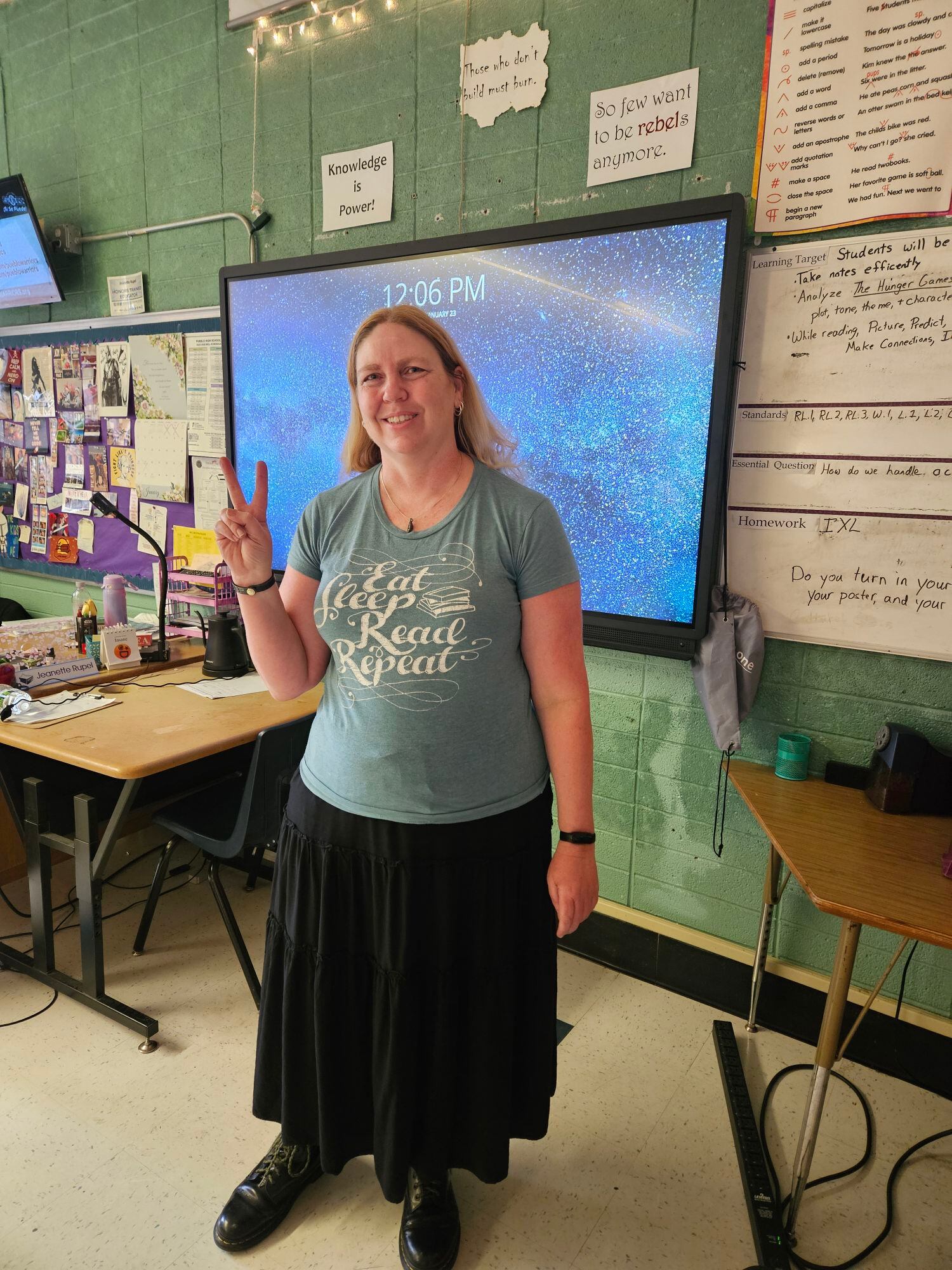 AEA teachers wear blue in solidarity with Minnesotans opposing ICE activity