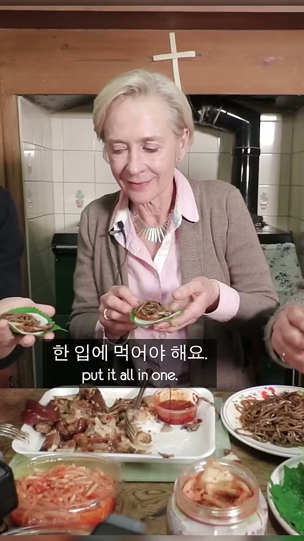 British first-timers react to Korean jokbal (braised pig's trotters ...