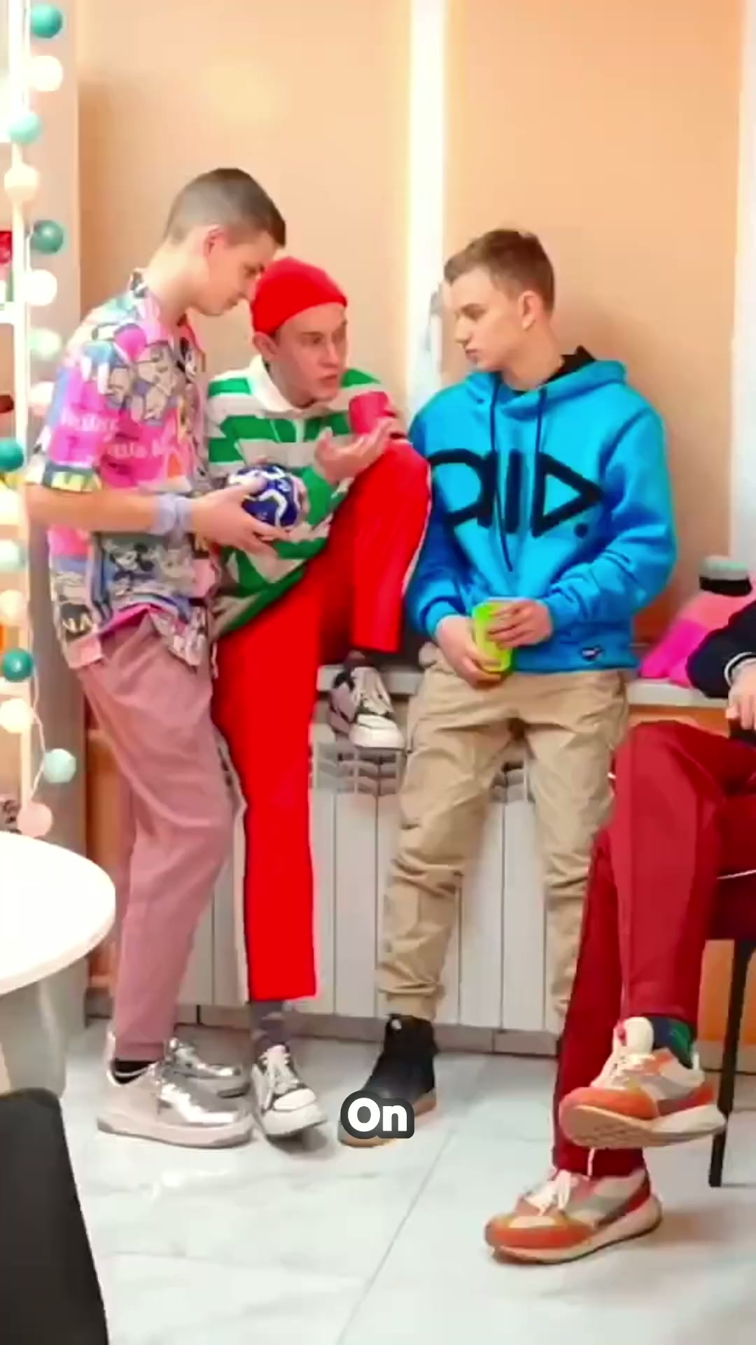 Embrasse les ados à l'école 💋 #amelkacaramelka #shorts #fyp