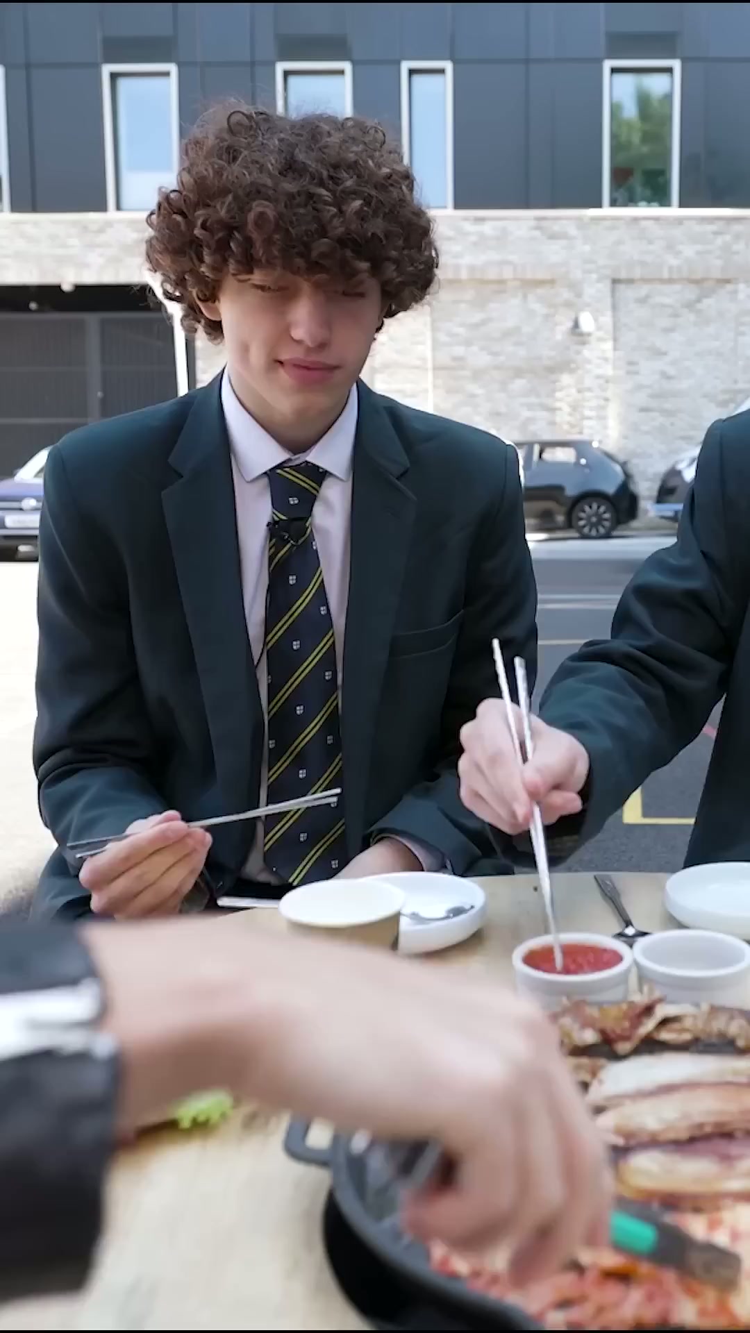 School friends try Korean BBQ for the first time | Surprised by ssam-jang!