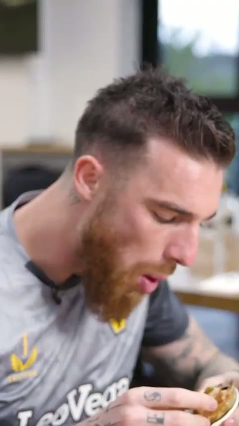 Pro soccer players try Korean hotteok for the first time | Sweet street ...