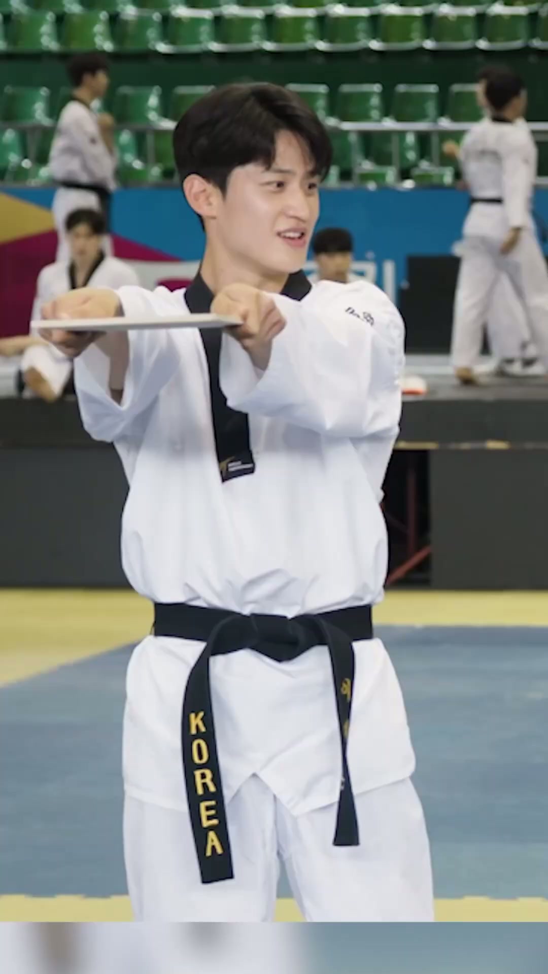 Can foreign students master this epic taekwondo kick? | Board breaking ...