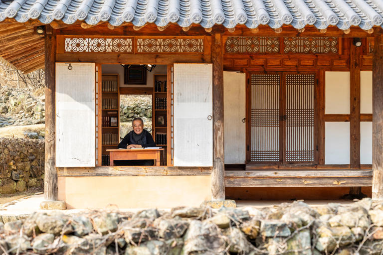 Winter journey to poet Kim's Seomjin River village