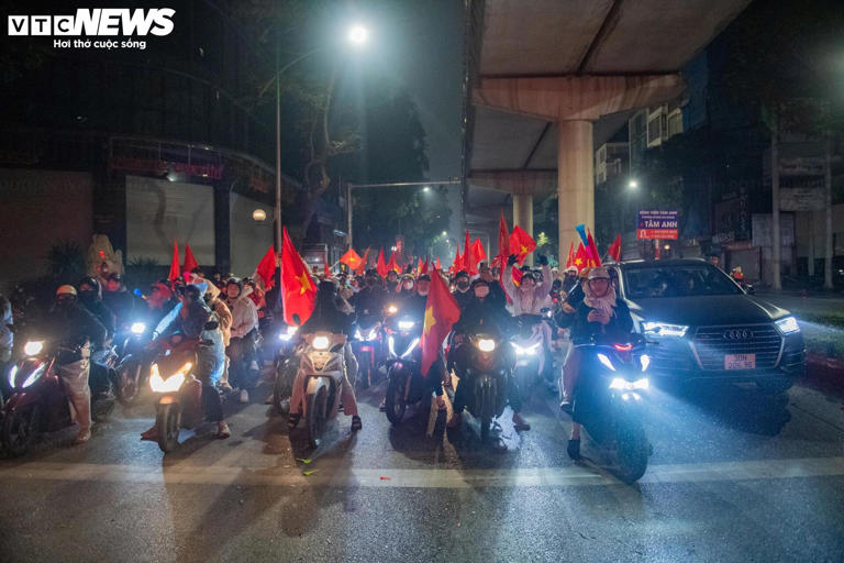 Mưa rét 9ºC, người Hà Nội vẫn xuống phố mừng U23 Việt Nam thắng Hàn Quốc