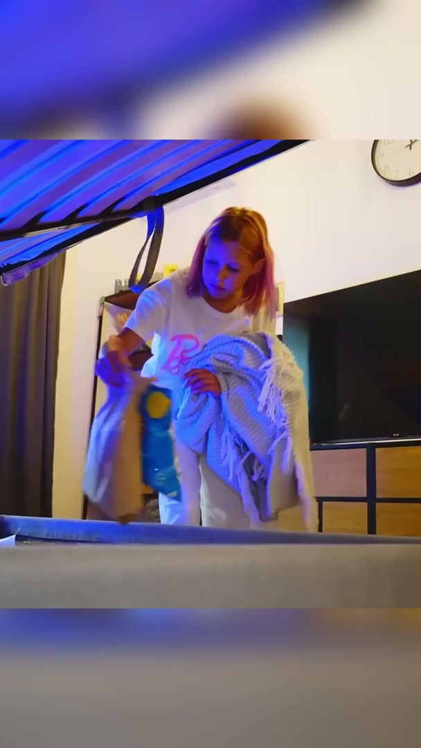 Amelka joue à cache-cache et effraie ses amis dans ce challenge amusant