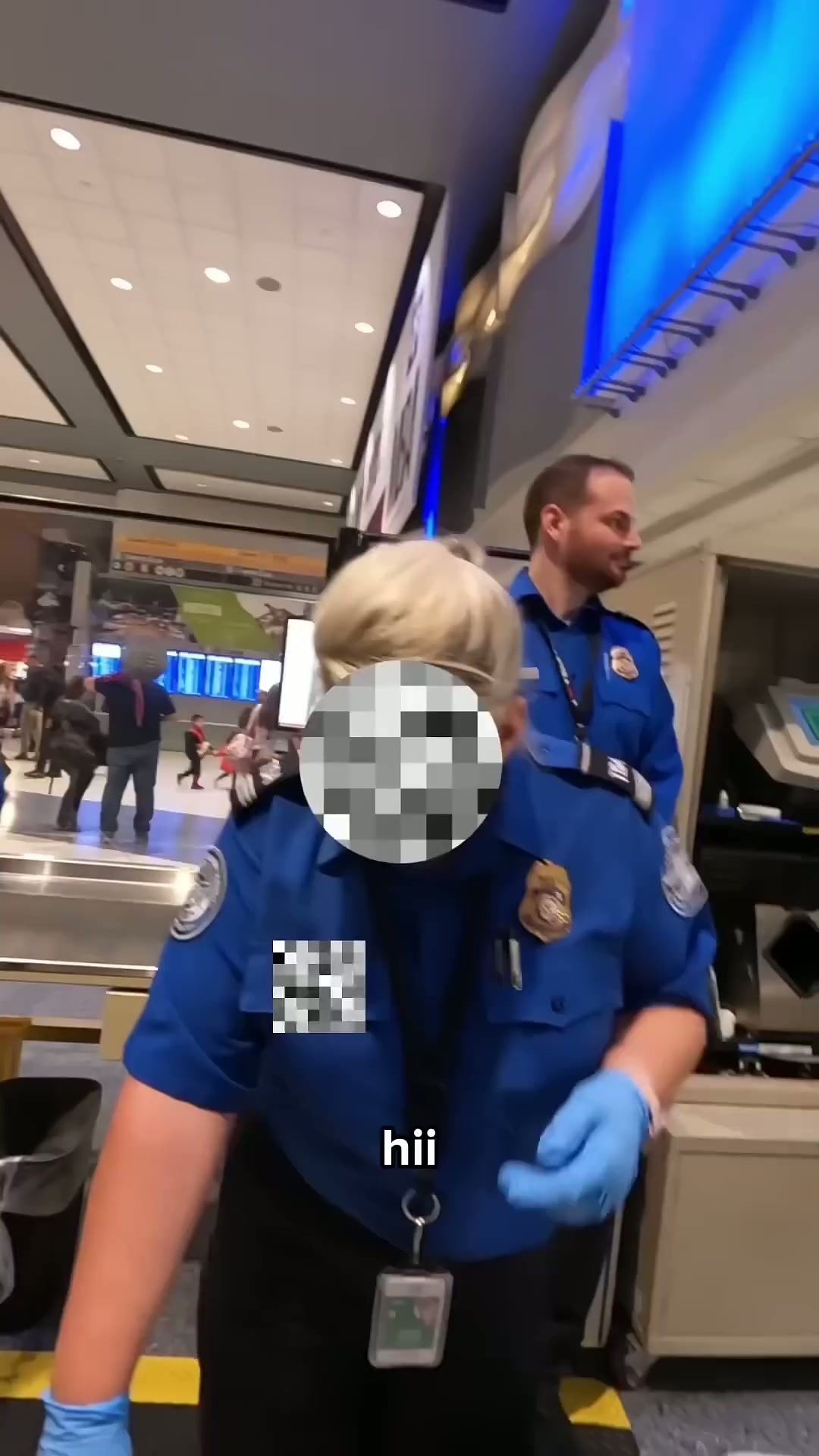 People reacting to my dog in the airport! #goldendoodle #petfluencer # ...