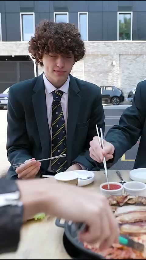 Students try Korean BBQ for the first time | Sweet & spicy ssam-jang ...