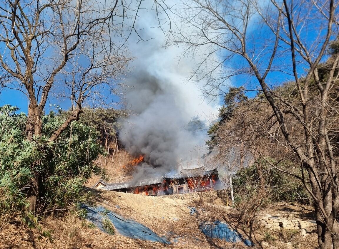 Fire at Yeongju cultural property spreads to mountain, contained after ...