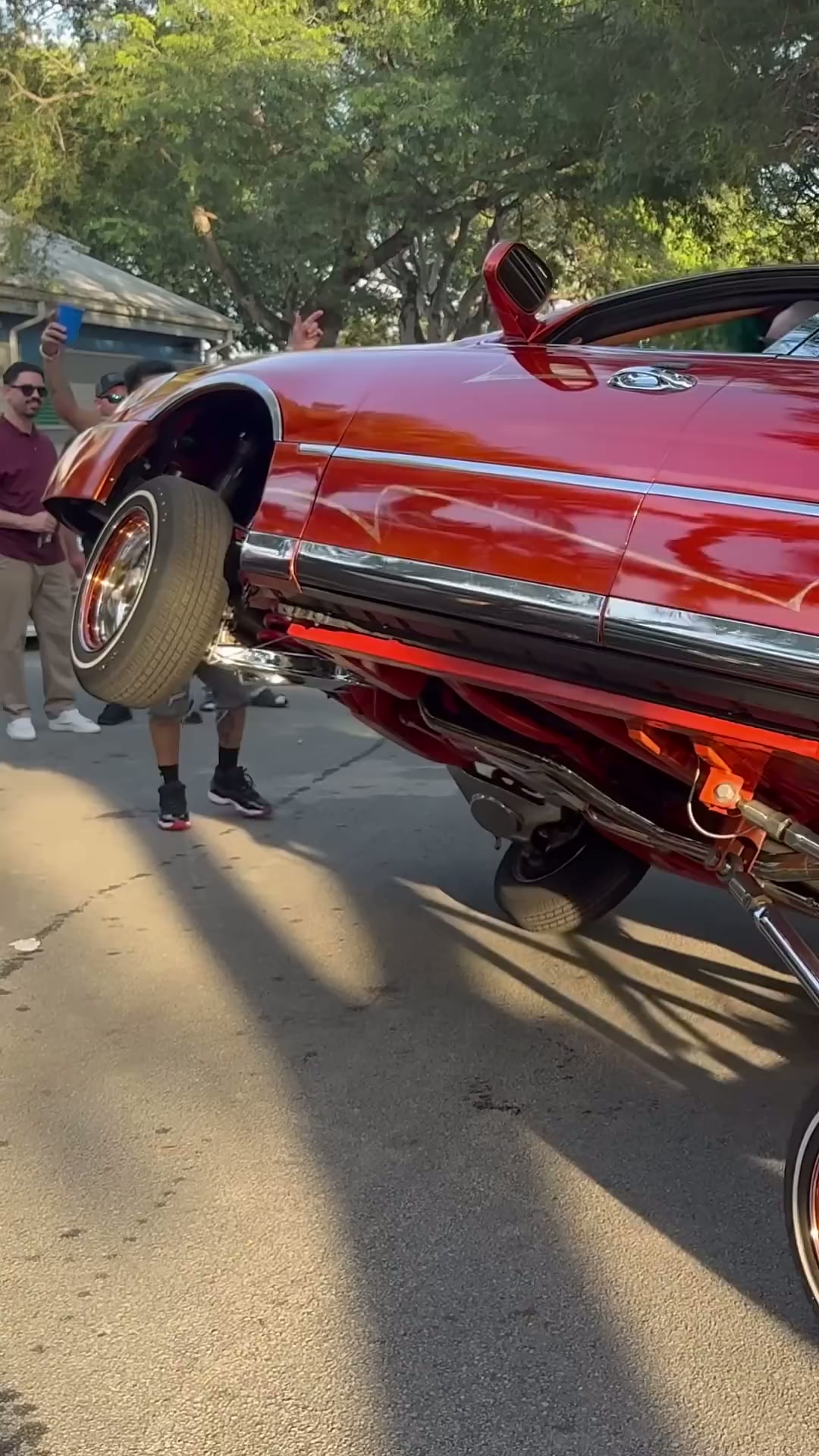 Lincoln Towncar lowrider 3-wheel motion