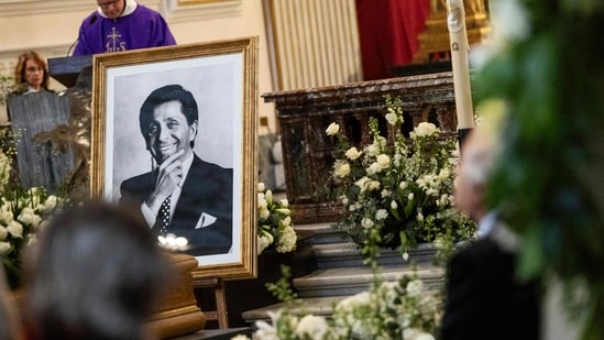 Valentino Garavani’s funeral held in Rome: Anne Hathaway to Anna ...