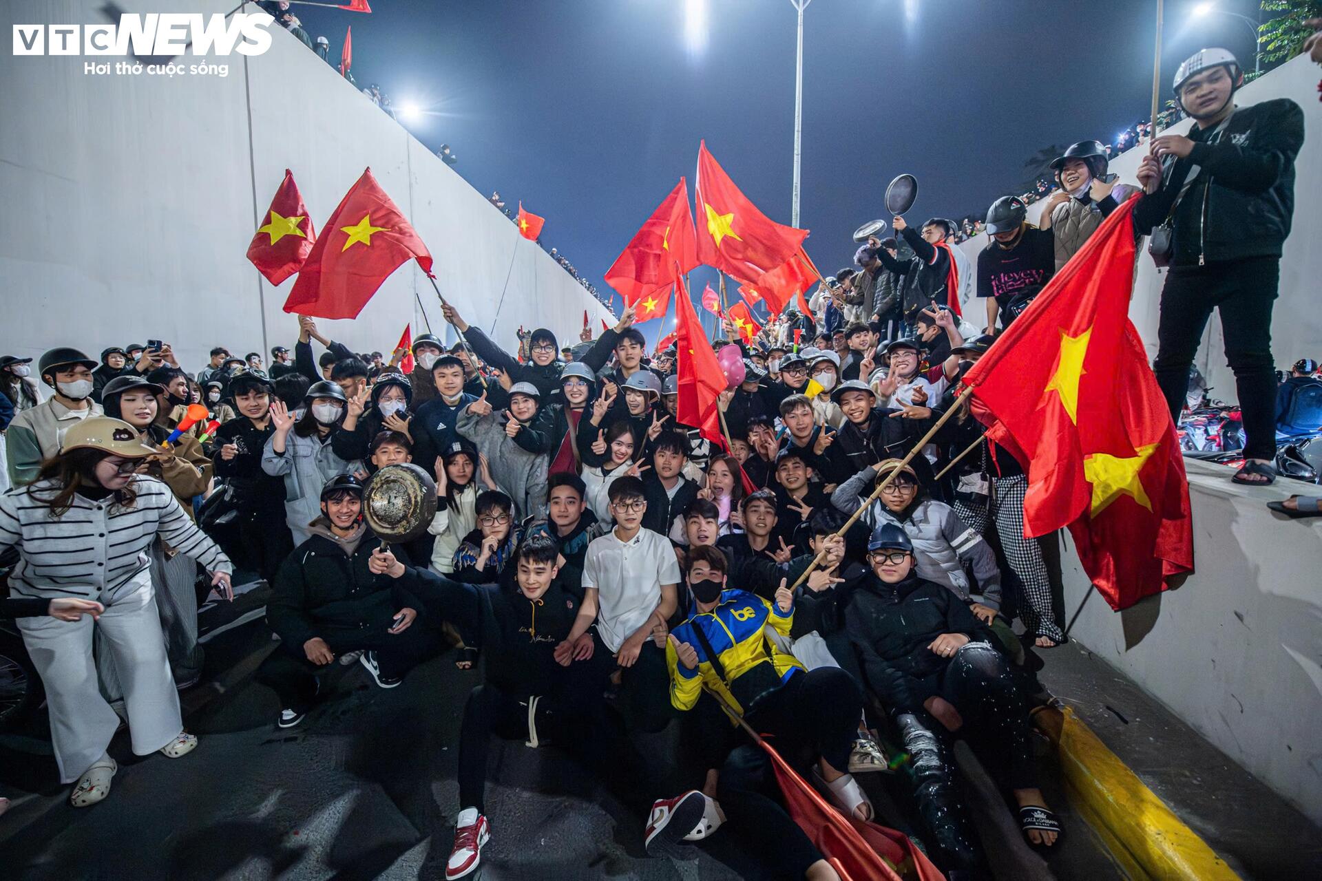 Mưa rét 9ºC, người Hà Nội vẫn xuống phố mừng U23 Việt Nam thắng Hàn Quốc