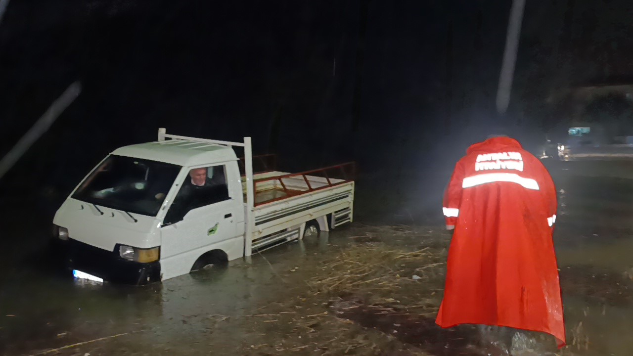 Araçta mahsur kalma ihbarına giden itfaiye teşekkür yerine sitemle ...