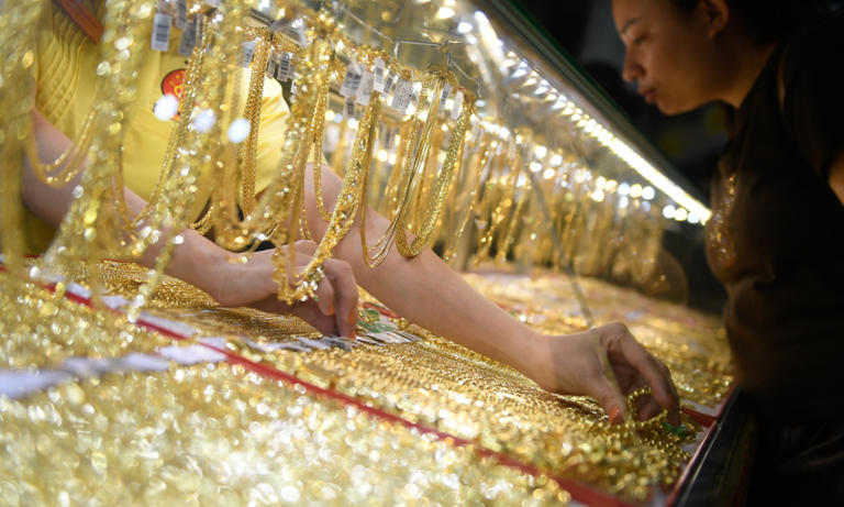 Vietnam gold prices rise as global rates expected to reach $6,000