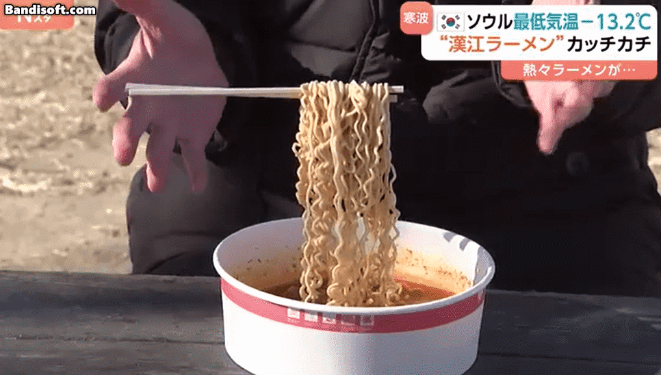 Japanese journalist eats frozen Han River ramen amid cold