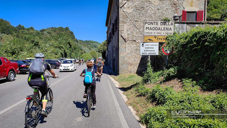 Auto, bici e persone: la convivenza stradale non è una concessione