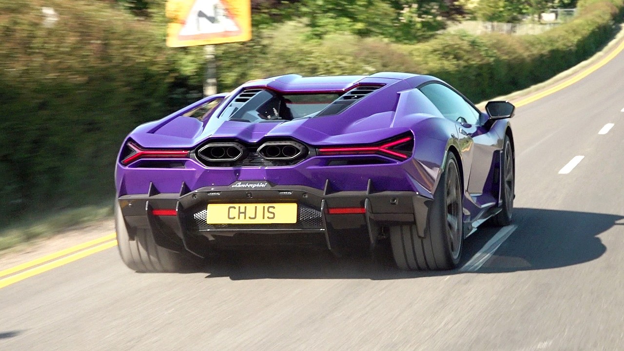 Des supercars dévoilent leur puissance sur route ouverte