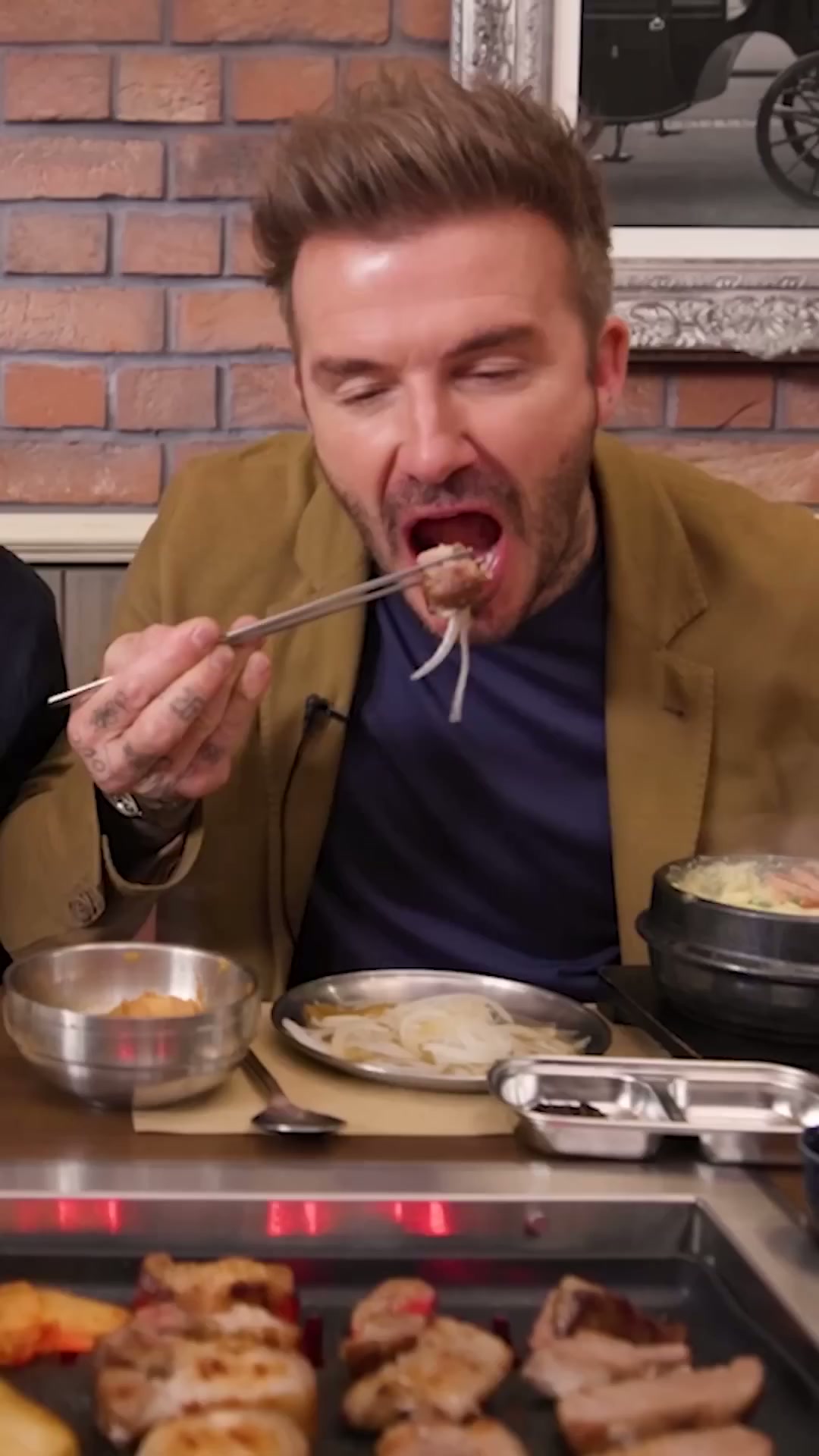 David Beckham tries Korean black pork BBQ & soju for the first time!