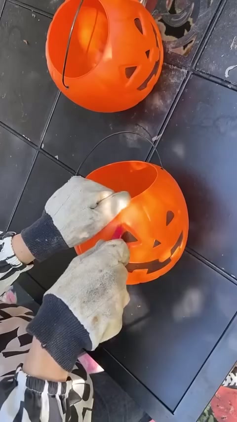 Grab a Walmart shower rod & some #pumpkin pails 🎃💡