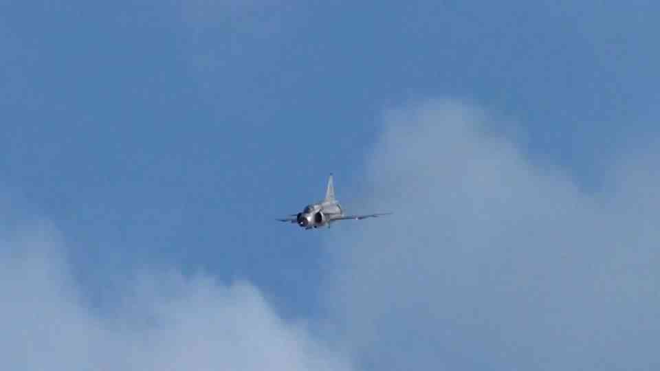 A rare Saab AJS 37 Viggen flypast at Waddington