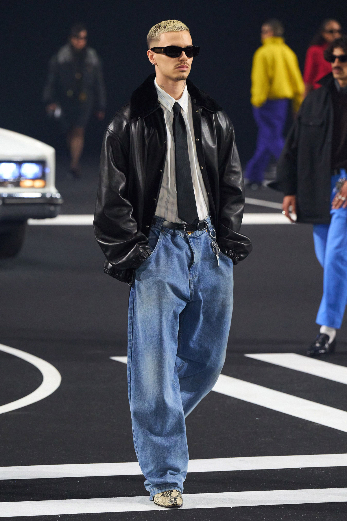 Romeo Beckham catwalk ở Paris giữa sóng gió gia đình