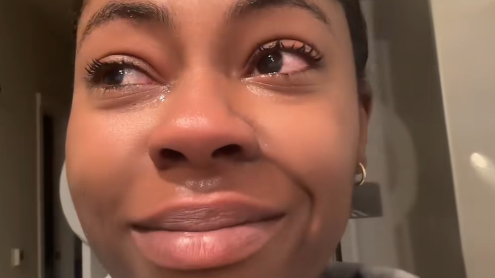 'Don't have children': In tears, she warns of the difficulties of ...