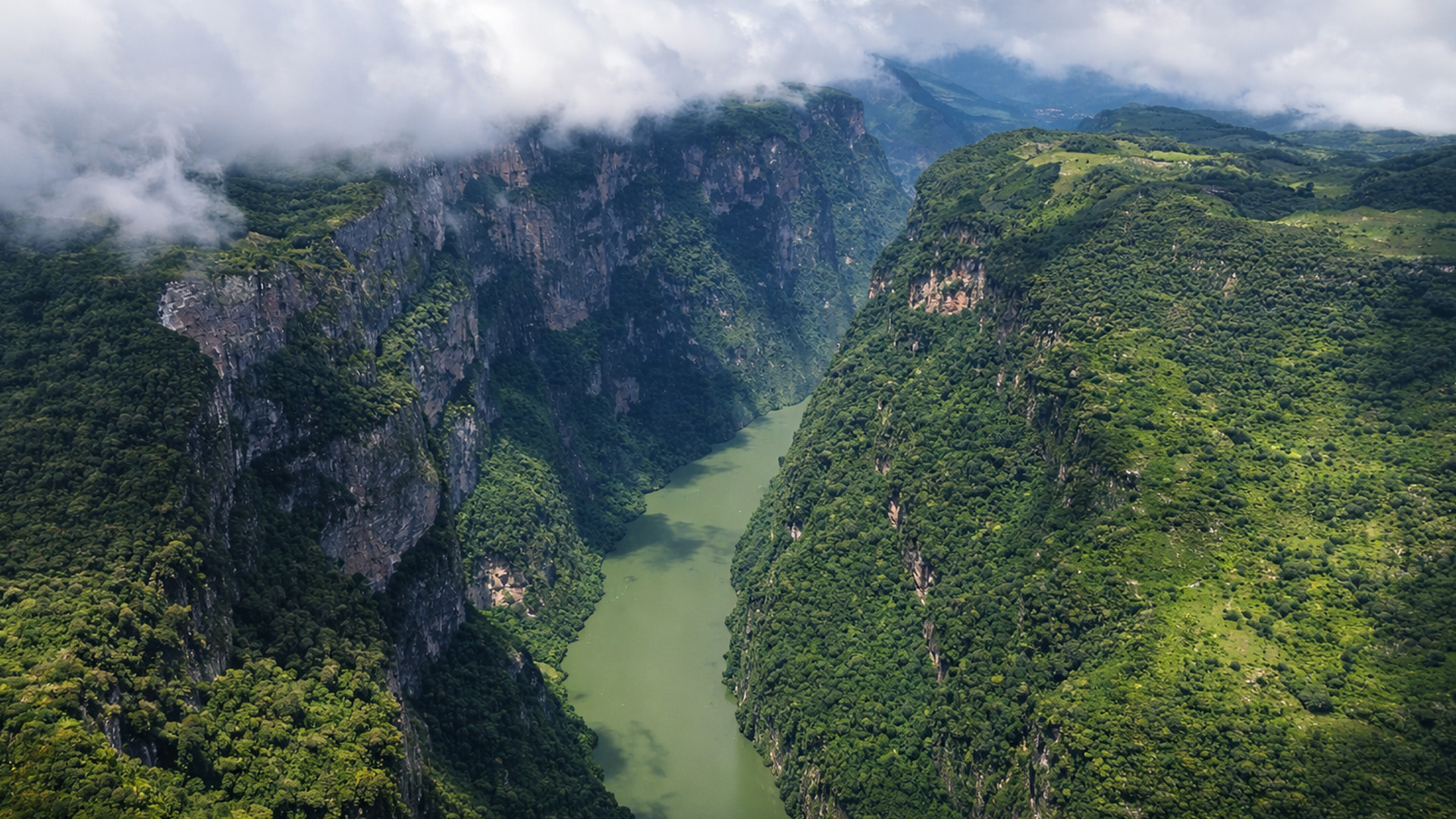 Dev kayaların arasından akan nehir