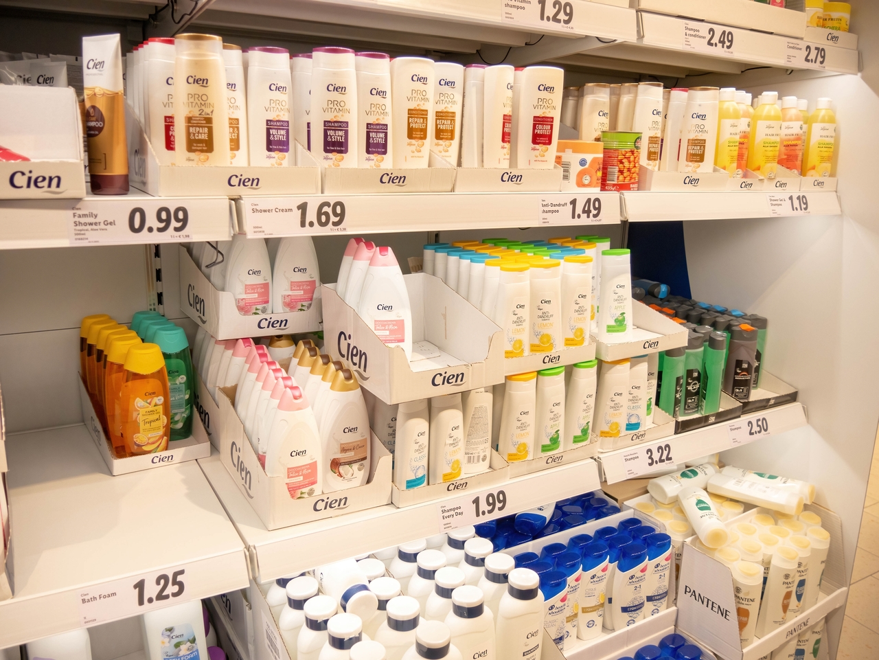 Il coûte 1,99 € chez Lidl et bat tous les records : ce shampoing Cien ...