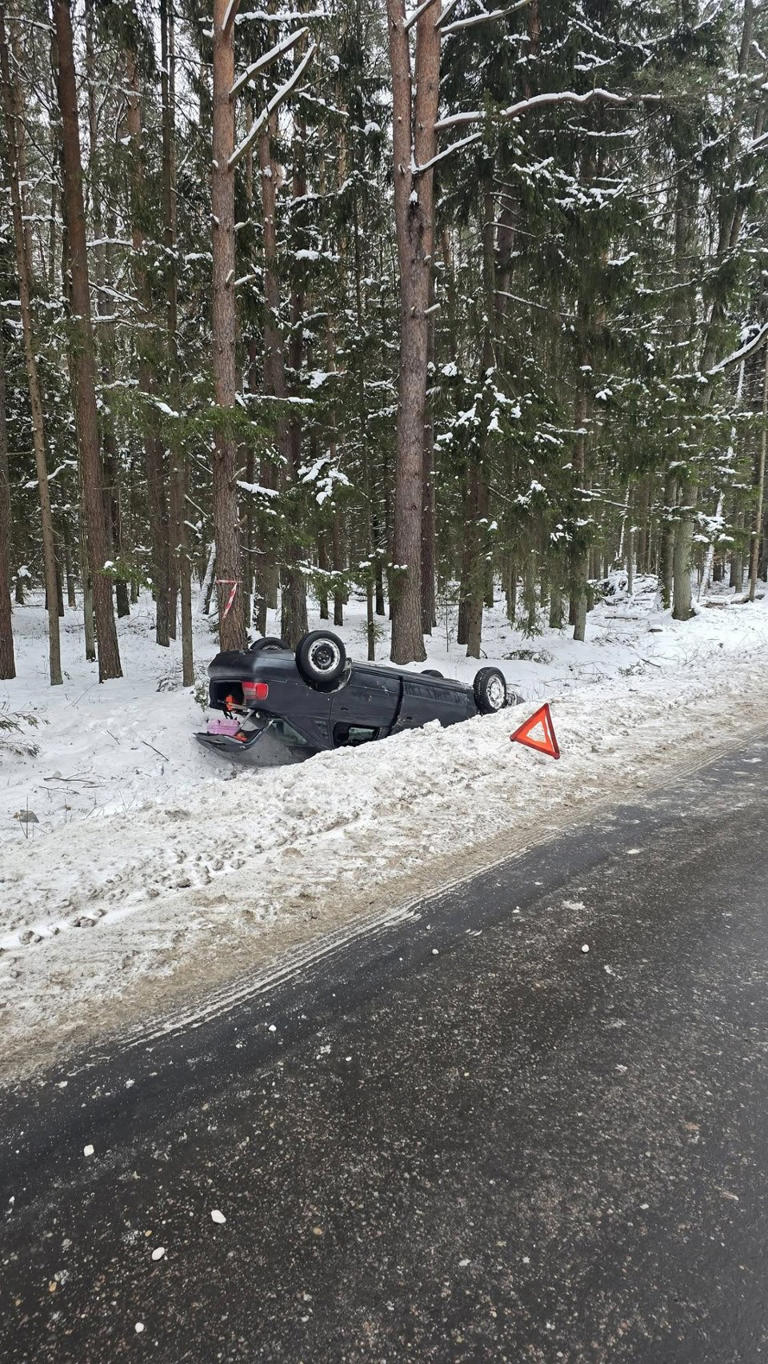 Wypadek na DW 687 w gminie Narewka. Osobówka wypadła z drogi i ...