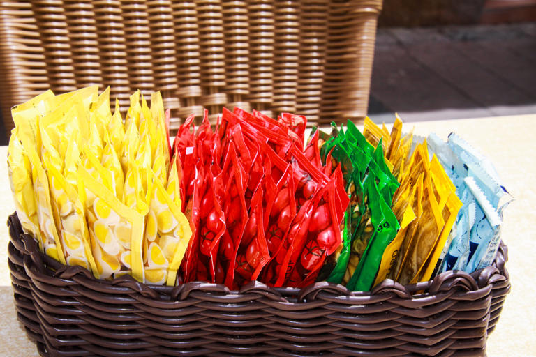 Bustine monouso vietate al ristorante: dal ketchup all’olio, quando ...