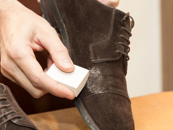 Cara merawat sepatu bahan suede agar tidak berjamur saat musim hujan