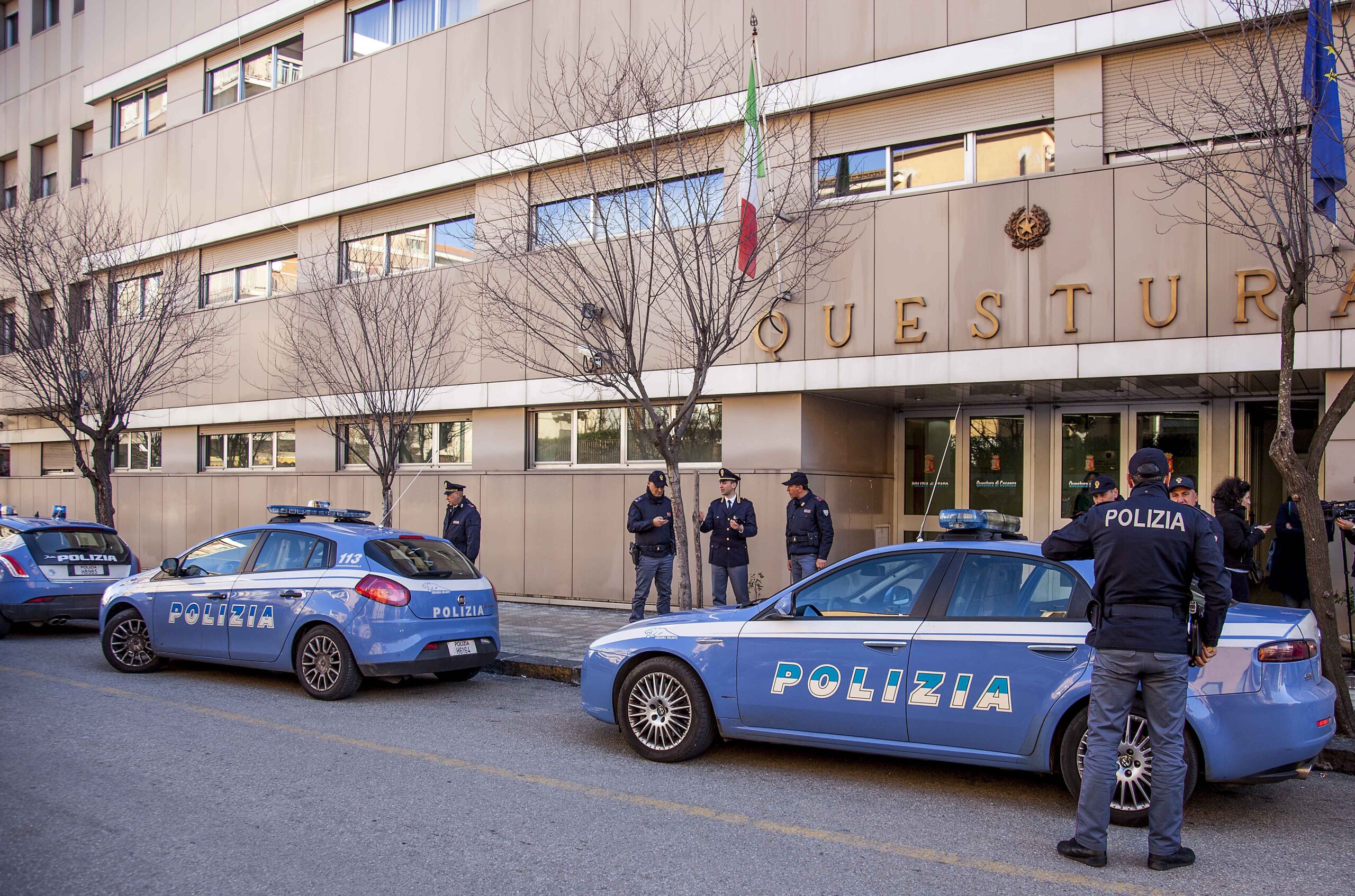 Cosenza, incessanti i controlli della polizia: arrestate 4 persone per ...