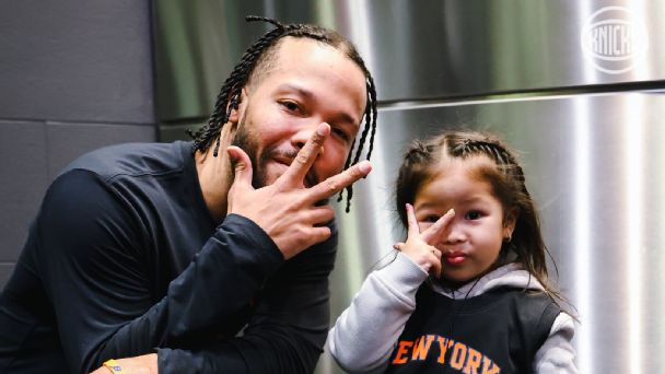Jalen Brunson and the toddler obsessed with his 3-point celebration