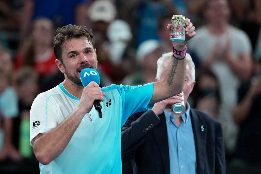 Sinner overcomes cramps, heat to continue Australian Open title defense ...