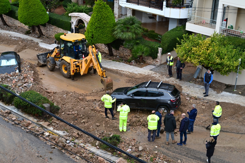 Γλυφάδα: Ο δήμαρχος καταγγέλλει τον ΔΕΔΔΗΕ για τις φονικές καταστροφές