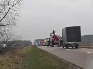 Wypadek na DW 687 w gminie Narewka. Osobówka wypadła z drogi i ...