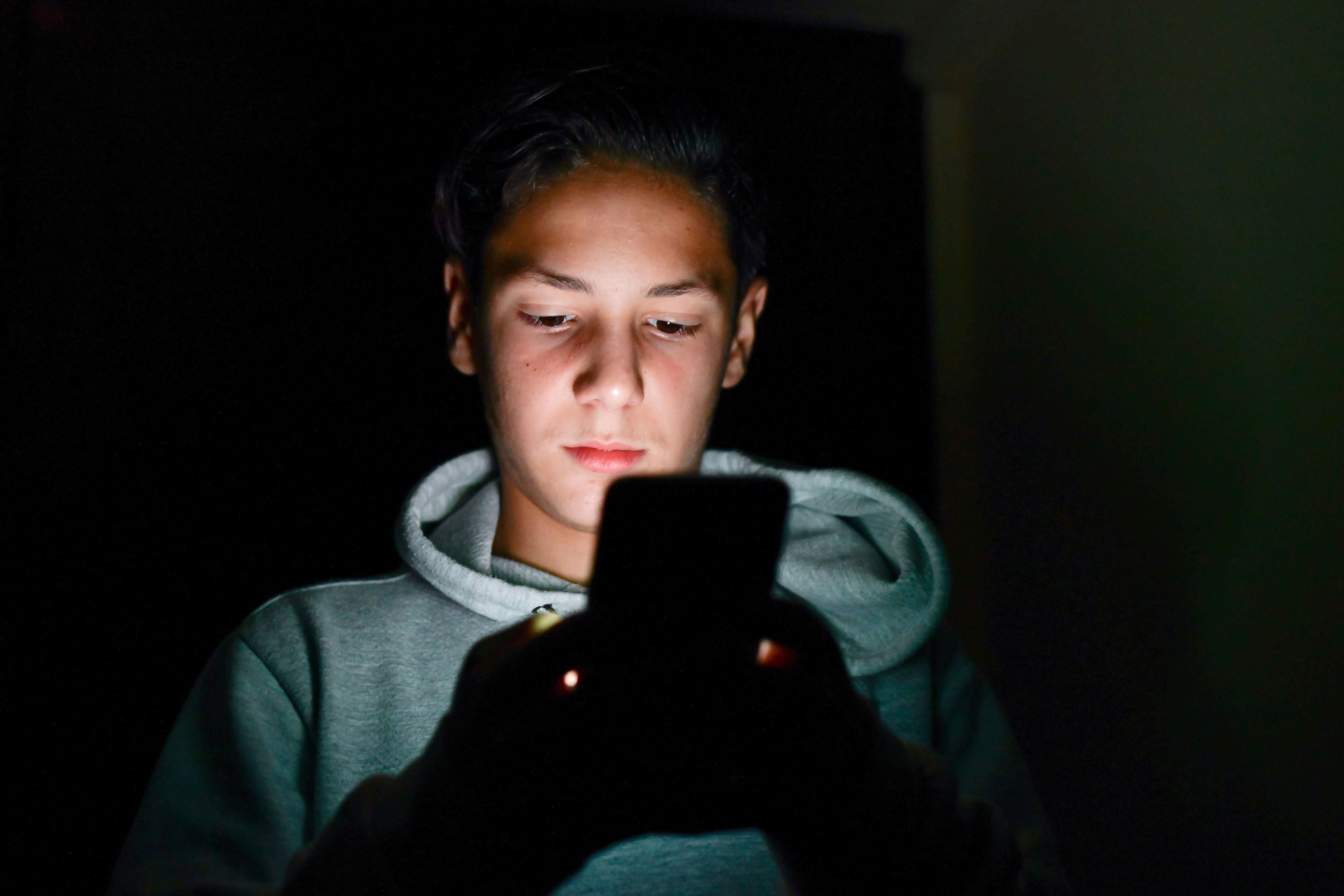 « Le cerveau de nos enfants n’est pas à vendre » : Macron veut l ...