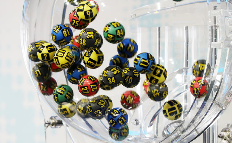 Six first-prize winners hit jackpot in 1208th lotto draw