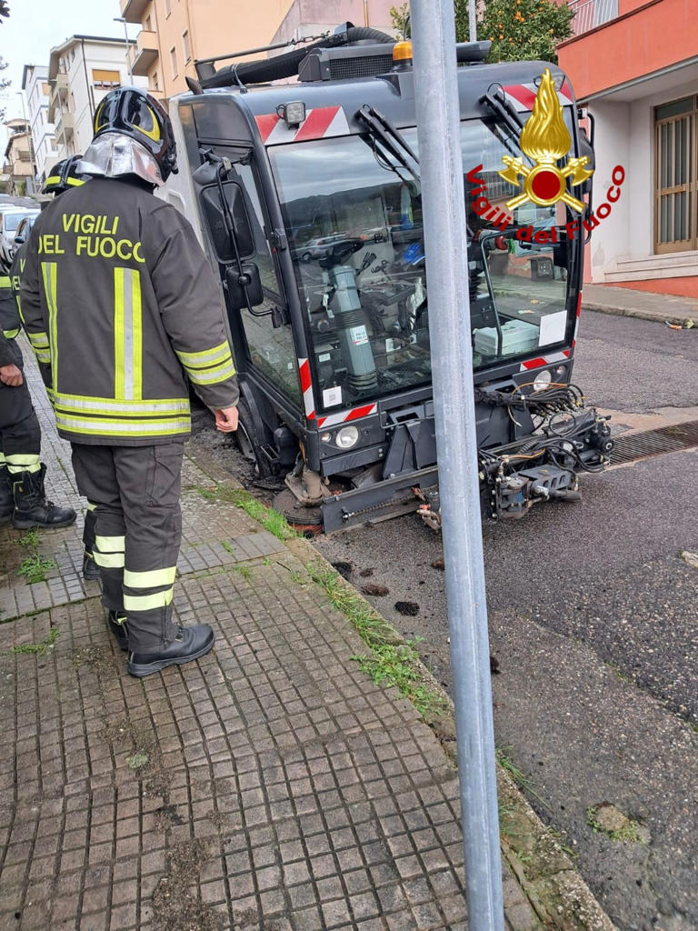 Si apre una buca in strada a Nuoro, macchina spazzatrice resta bloccata