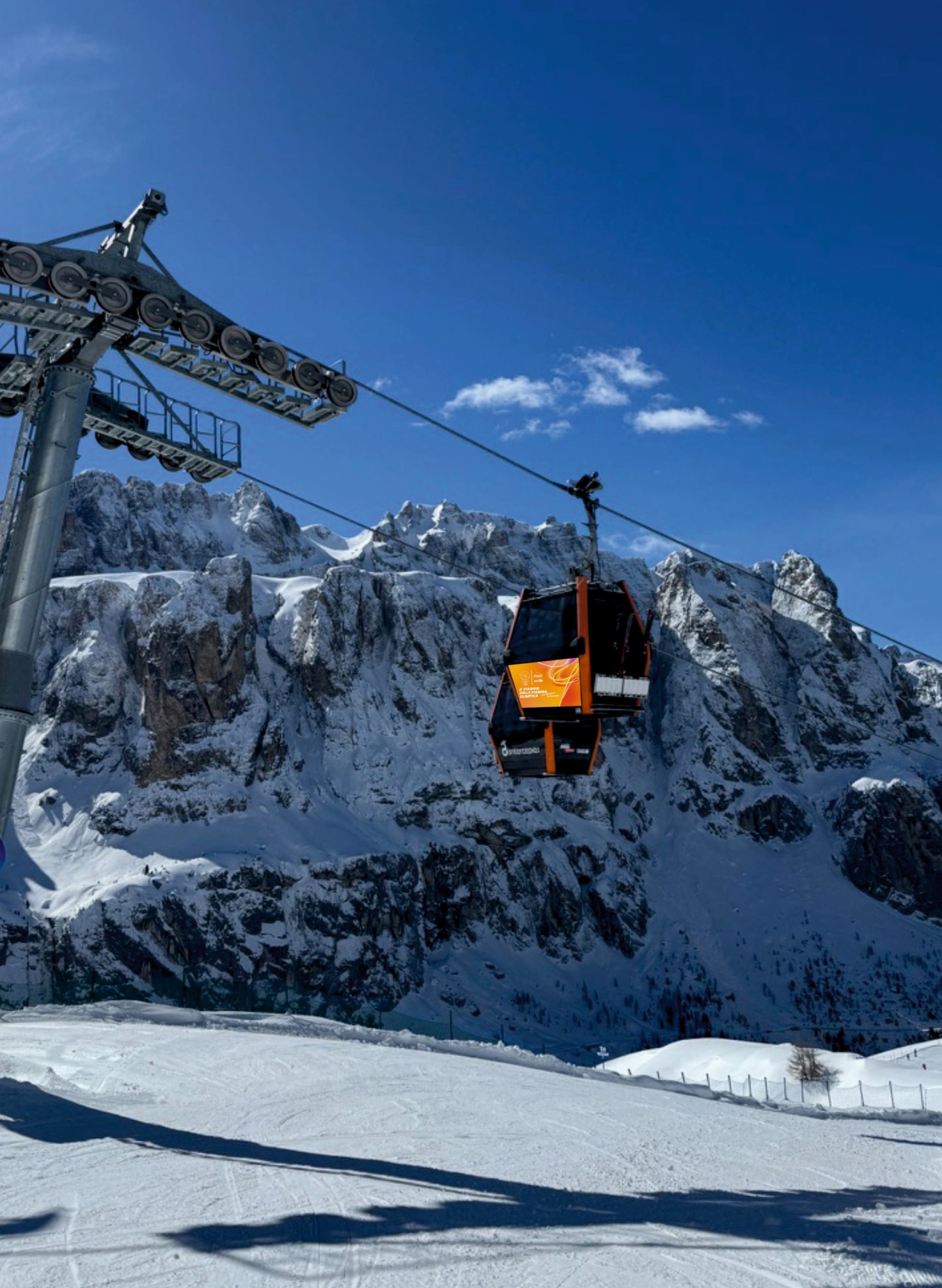 Milano Cortina: sulle Dolomiti la fiamma olimpica sale in funivia