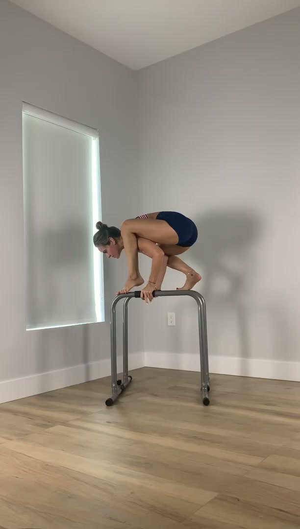 Flying split yoga pose #shorts #yoga #howtoyogs