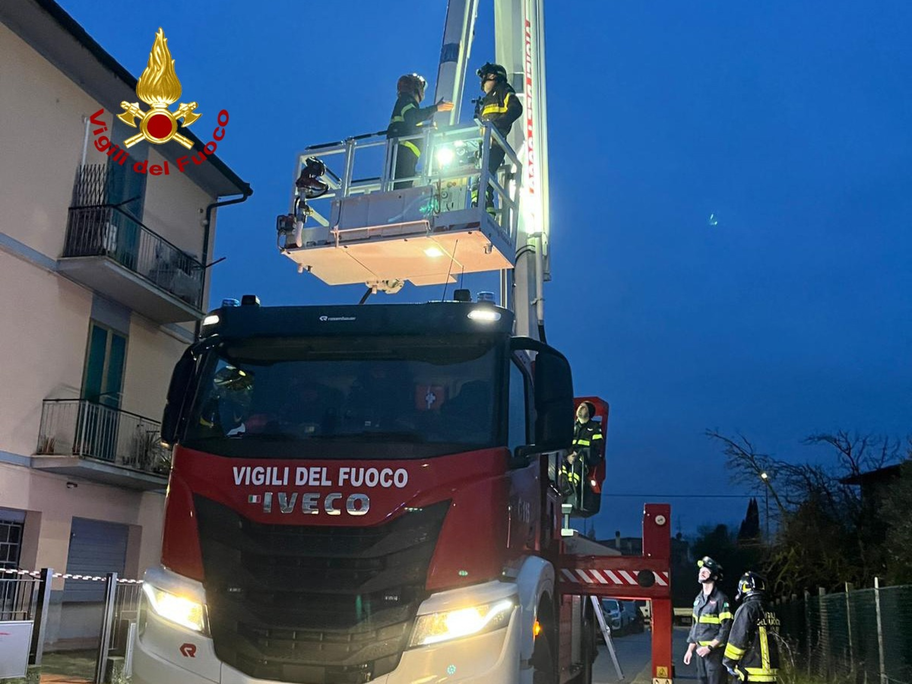 Crollo parziale di una porzione del tetto di una palazzina, nessun ferito